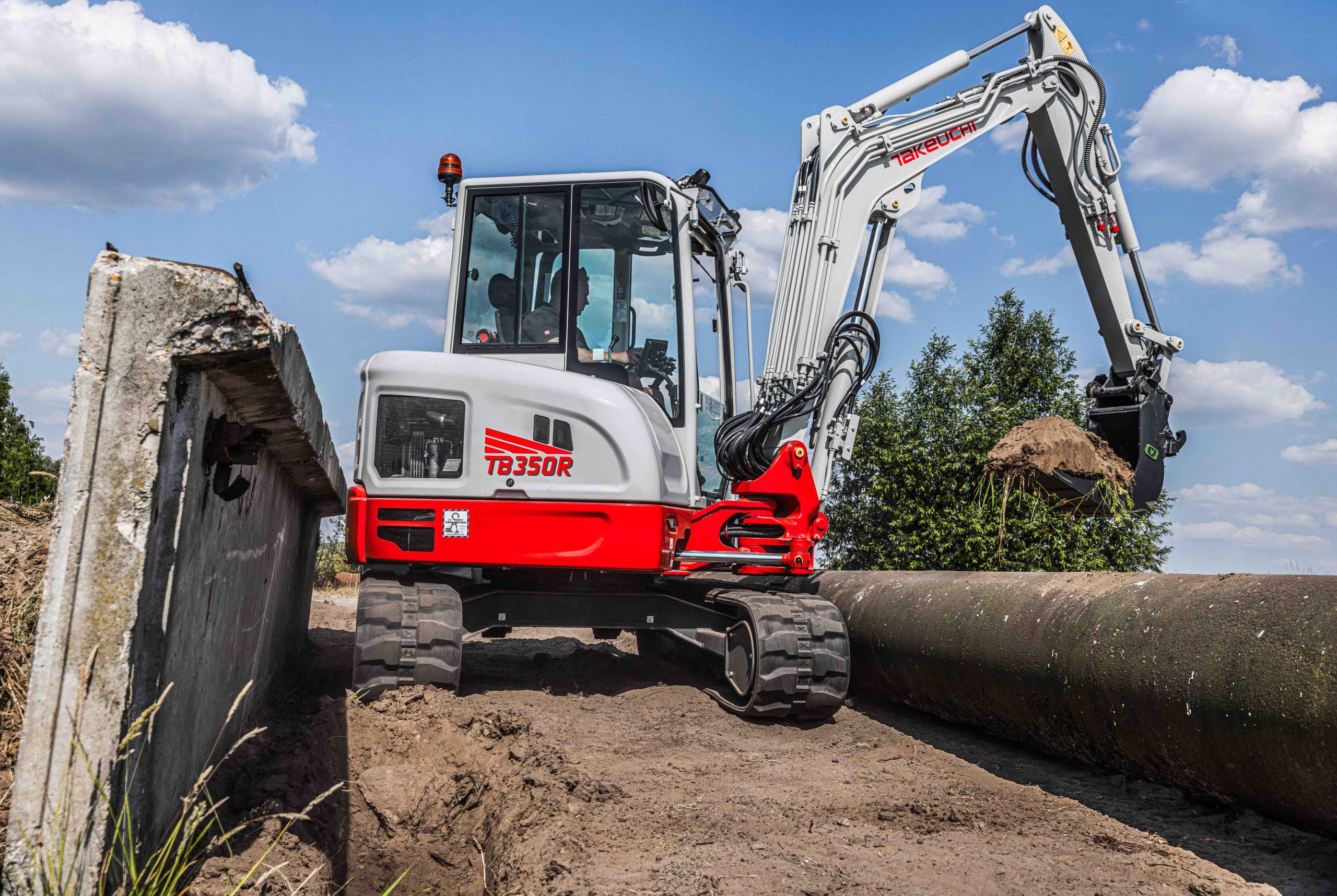 Takeuchi Benelux verwelkomt nieuwe mobiele kraan én nieuwe ...
