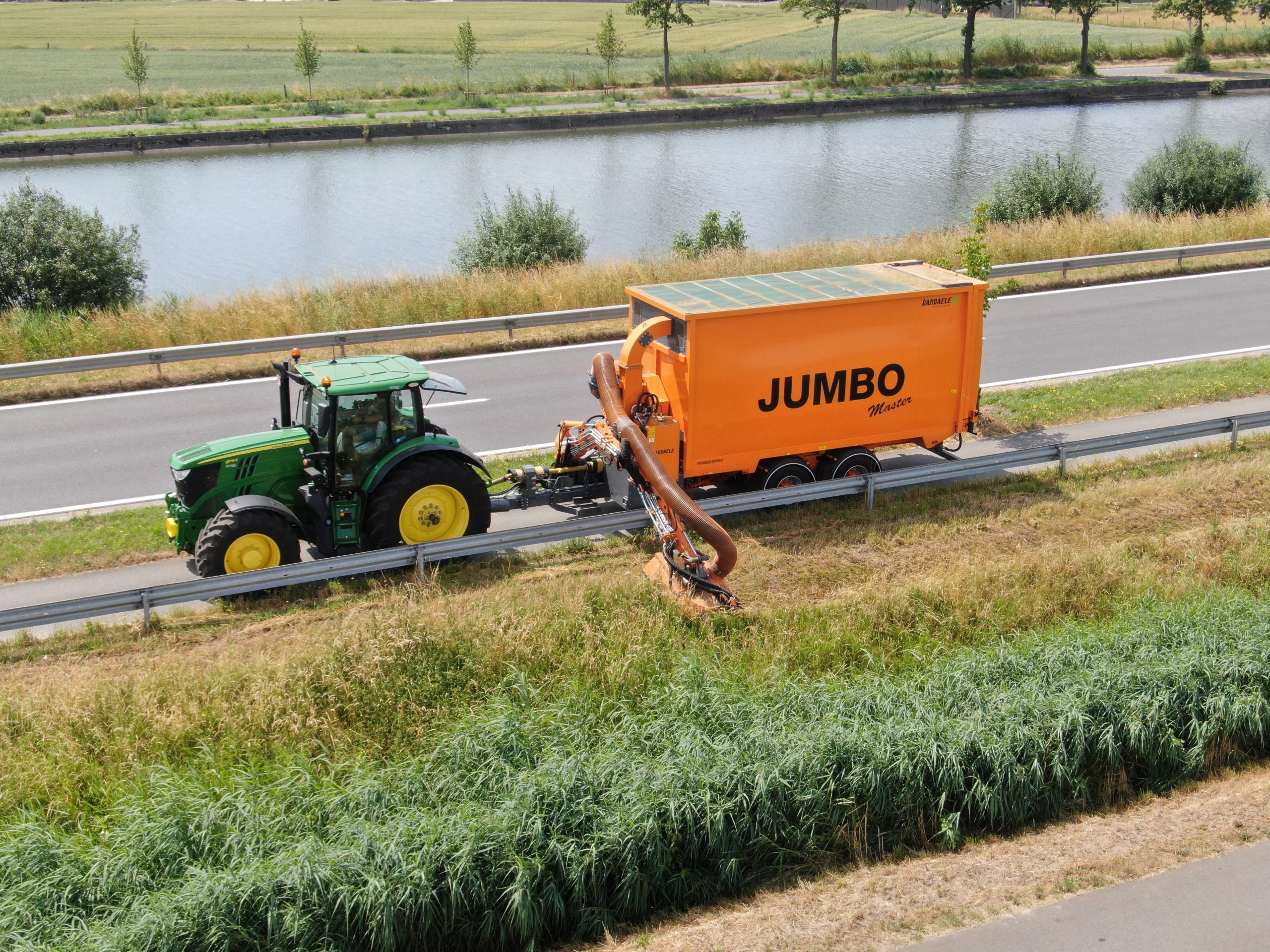La Jumbo Master, une solution de fauche et d’aspiration polyvalente et ...